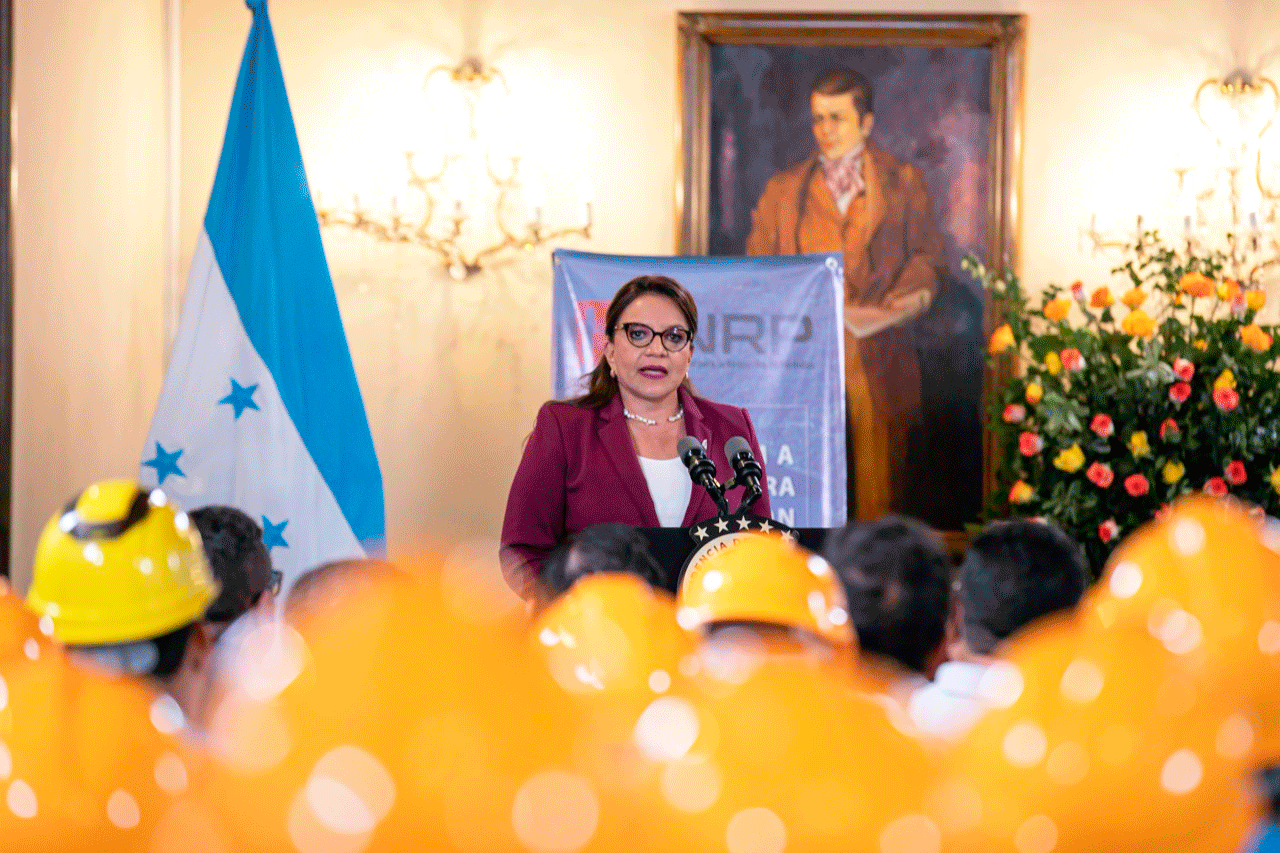Castro lanza programa para reducir las pérdidas en la ENEE