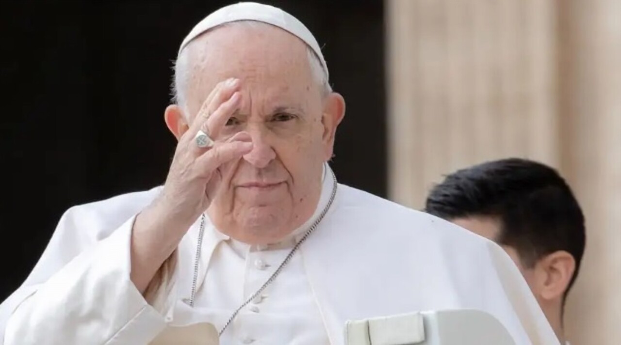 El Papa "mejora notablemente" de la bronquitis infecciosa